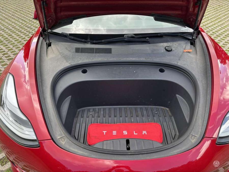 Red Tesla Model 3 2021 in Vilnius, with an engine capacity of 0.00 L and mileage of 77 thousand km for 22400 €, photo 15 on AUTOMOTO.COM.LV