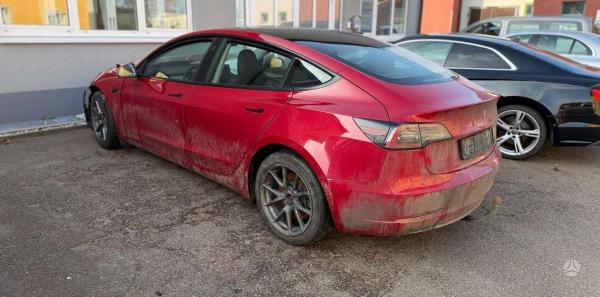 Red Tesla Model 3 2022 in Kaunas, with an engine capacity of 0.00 L and mileage of 145 thousand km for 9999 €, photo 2 on AUTOMOTO.COM.LV