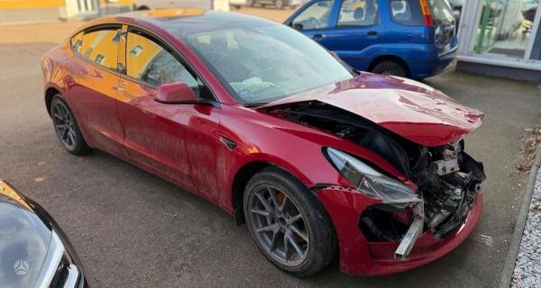 Red Tesla Model 3 2022 in Kaunas, with an engine capacity of 0.00 L and mileage of 145 thousand km for 9999 €, photo 3 on AUTOMOTO.COM.LV