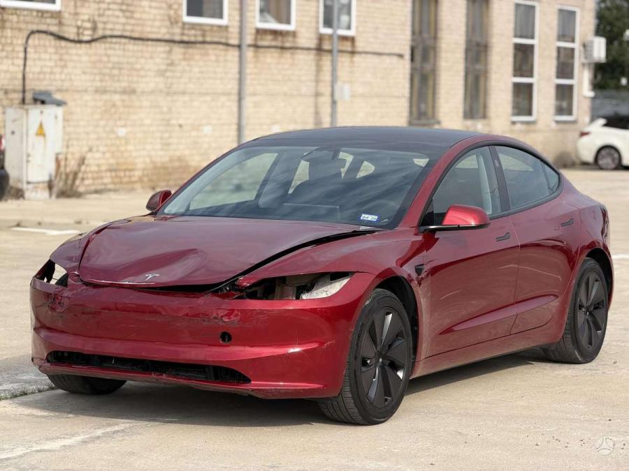 Red Tesla Model 3 2024 in Siauliai, with an engine capacity of 0.00 L and mileage of 33 thousand km for 18400 €, photo 4 on AUTOMOTO.COM.LV
