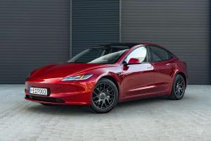 Red Tesla Model 3 2024 in Klaipeda, with an engine capacity of 0.00 L and mileage of 19 thousand km for 33500 €, photo 3 on AUTOMOTO.COM.LV