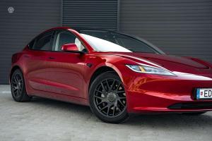 Red Tesla Model 3 2024 in Klaipeda, with an engine capacity of 0.00 L and mileage of 19 thousand km for 33500 €, photo 4 on AUTOMOTO.COM.LV
