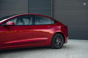 Red Tesla Model 3 2024 in Klaipeda, with an engine capacity of 0.00 L and mileage of 19 thousand km for 33500 €, photo 6 on AUTOMOTO.COM.LV