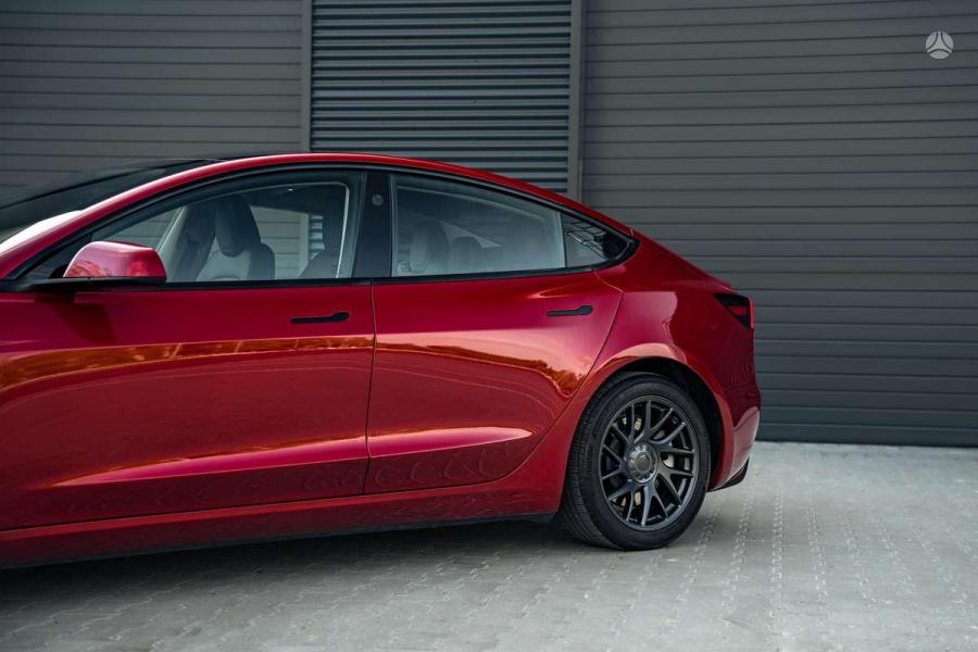 Red Tesla Model 3 2024 in Klaipeda, with an engine capacity of 0.00 L and mileage of 19 thousand km for 33500 €, photo 6 on AUTOMOTO.COM.LV