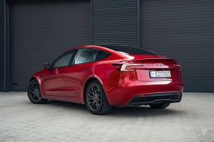 Red Tesla Model 3 2024 in Klaipeda, with an engine capacity of 0.00 L and mileage of 19 thousand km for 33500 €, photo 26 on AUTOMOTO.COM.LV