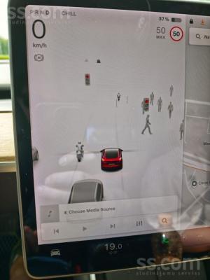 Tesla Model 3 2020 in Riga, with an engine capacity of 0.00 L and mileage of 123 thousand km for 17500 €, photo 9 on AUTOMOTO.COM.LV