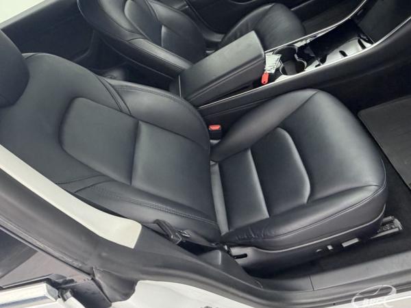 Tesla Model 3 2020 in Vilnius, with an engine capacity of 0.00 L and mileage of 172 thousand km for 15900 €, photo 5 on AUTOMOTO.COM.LV