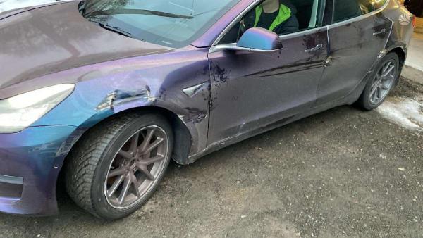 Violets Tesla Model 3 2019 Kauņa, ar dzinēja tilpumu 0.00 L un nobraukumu 154 tūkst. km par 6500 €, foto 5 vietnē AUTOMOTO.COM.LV