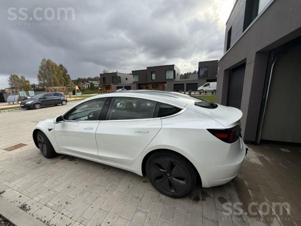 White Tesla Model 3 2019 in Riga, with an engine capacity of 0.00 L and mileage of 134 thousand km for 18400 €, photo 11 on AUTOMOTO.COM.LV