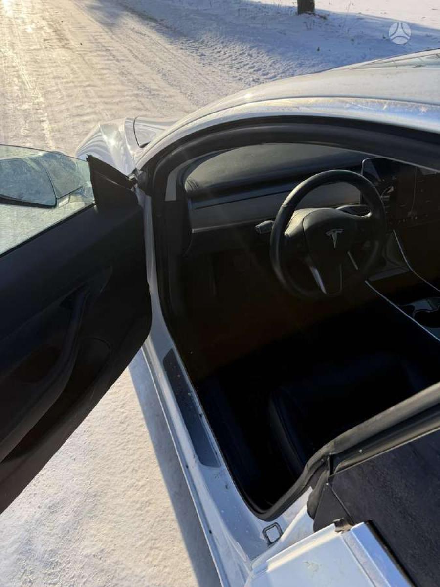 White Tesla Model 3 2019 in Kaunas, with an engine capacity of 0.00 L and mileage of 90 thousand km for 14800 €, photo 3 on AUTOMOTO.COM.LV