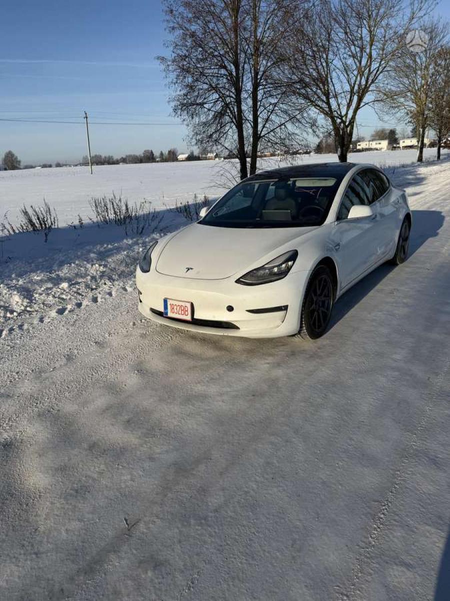 White Tesla Model 3 2019 in Kaunas, with an engine capacity of 0.00 L and mileage of 90 thousand km for 14800 €, photo 9 on AUTOMOTO.COM.LV