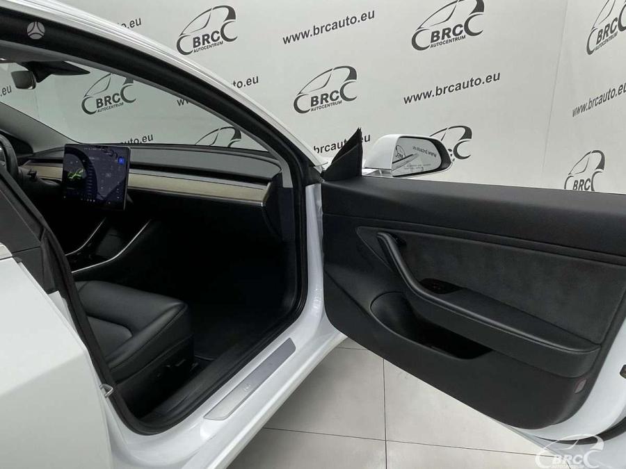 White Tesla Model 3 2019 in Vilnius, with an engine capacity of 0.00 L and mileage of 116 thousand km for 14700 €, photo 9 on AUTOMOTO.COM.LV