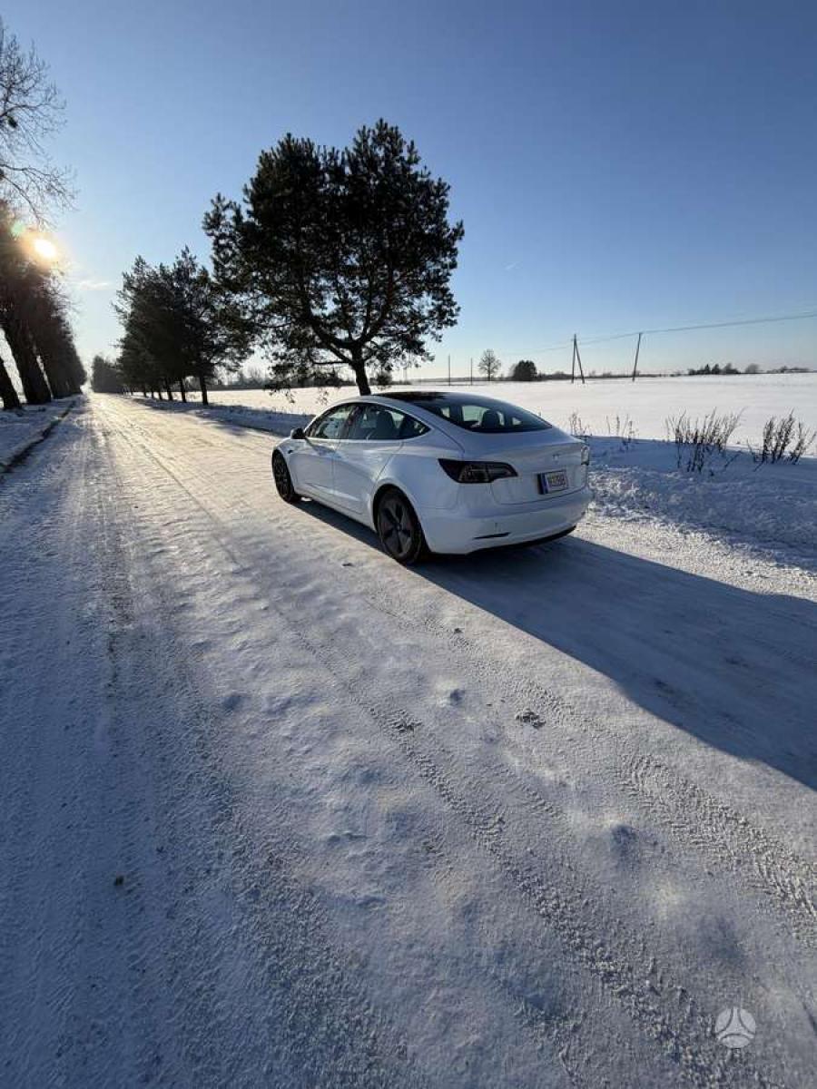 White Tesla Model 3 2019 in Kaunas, with an engine capacity of 0.00 L and mileage of 90 thousand km for 13600 €, photo 1 on AUTOMOTO.COM.LV