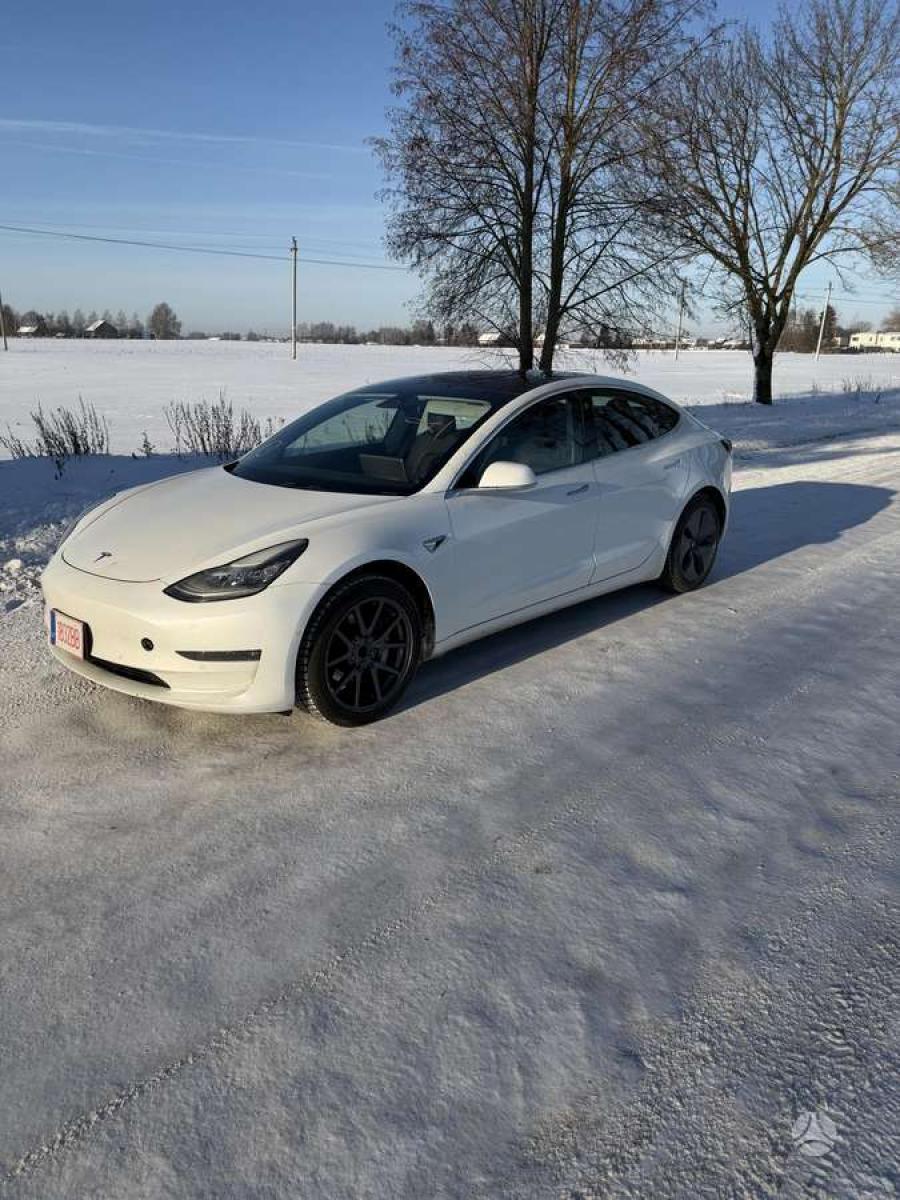 White Tesla Model 3 2019 in Kaunas, with an engine capacity of 0.00 L and mileage of 90 thousand km for 13600 €, photo 4 on AUTOMOTO.COM.LV