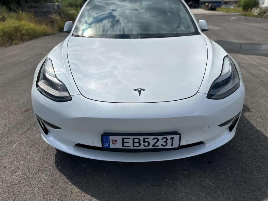 White Tesla Model 3 2019 in Kaunas, with an engine capacity of 0.00 L and mileage of 171 thousand km for 18500 €, photo 1 on AUTOMOTO.COM.LV