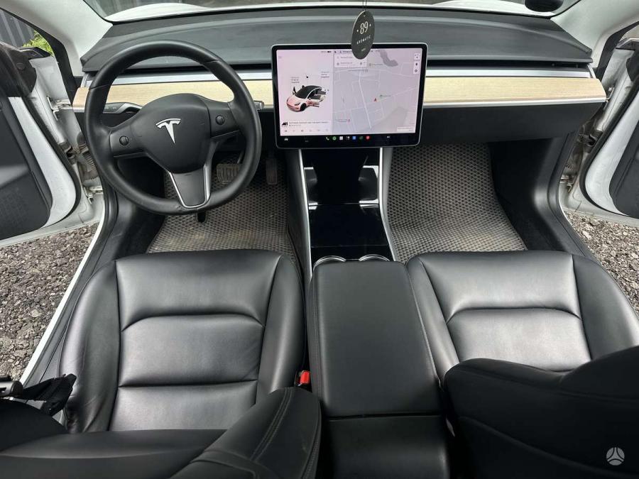 White Tesla Model 3 2019 in Kaunas, with an engine capacity of 0.00 L and mileage of 171 thousand km for 18500 €, photo 9 on AUTOMOTO.COM.LV