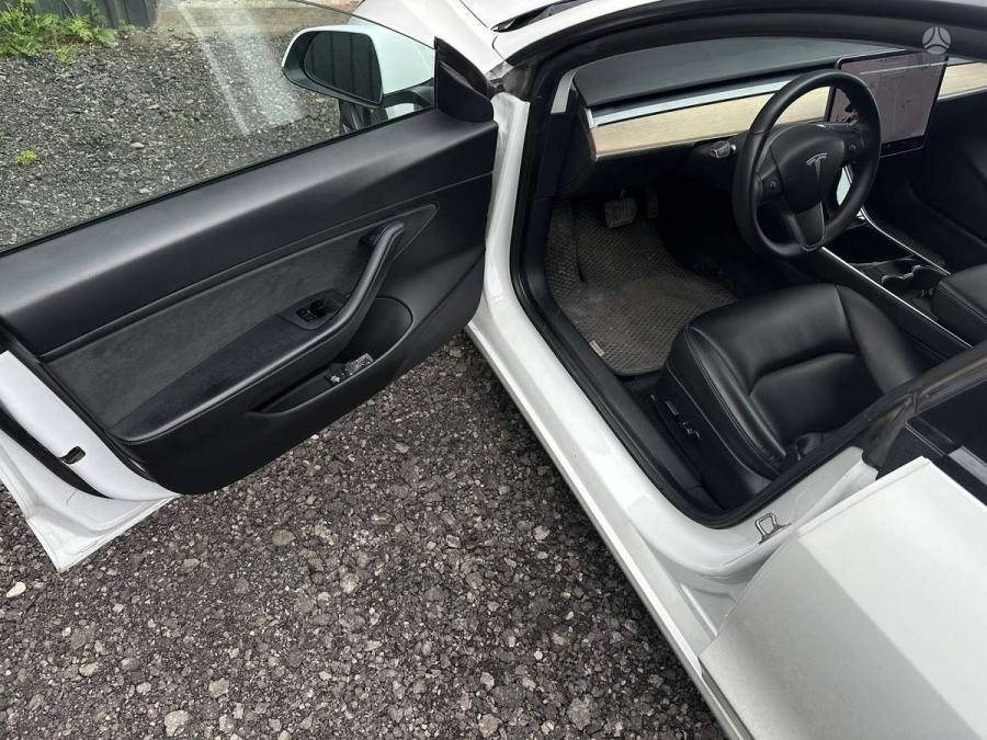 White Tesla Model 3 2019 in Kaunas, with an engine capacity of 0.00 L and mileage of 171 thousand km for 18500 €, photo 10 on AUTOMOTO.COM.LV