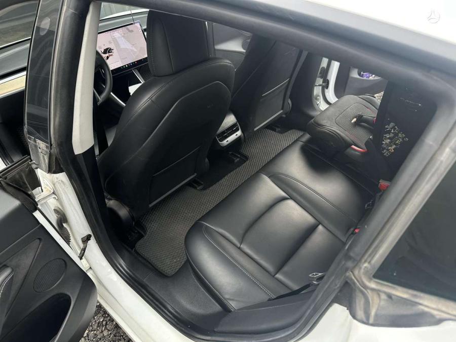 White Tesla Model 3 2019 in Kaunas, with an engine capacity of 0.00 L and mileage of 171 thousand km for 18500 €, photo 11 on AUTOMOTO.COM.LV