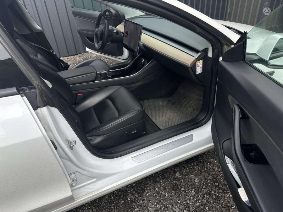 White Tesla Model 3 2019 in Kaunas, with an engine capacity of 0.00 L and mileage of 171 thousand km for 18500 €, photo 12 on AUTOMOTO.COM.LV