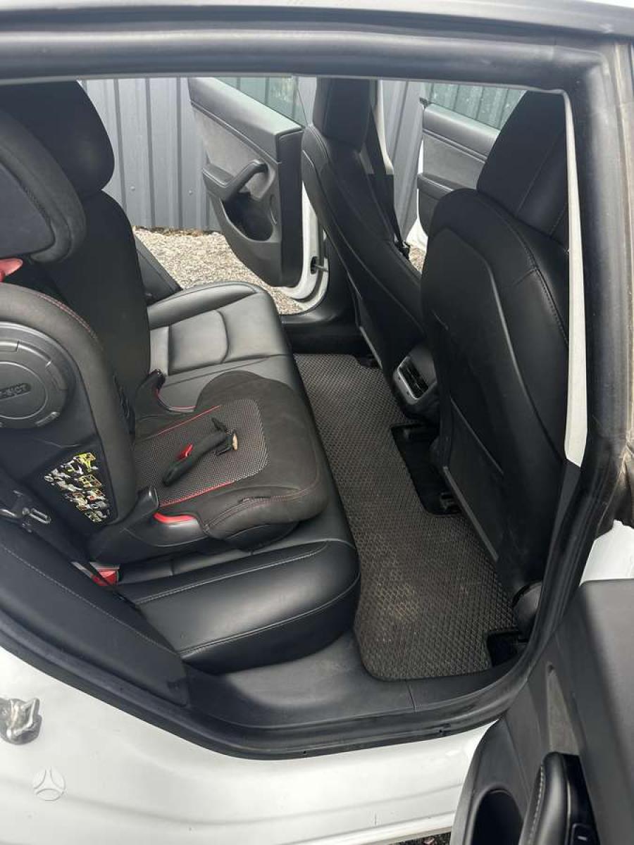 White Tesla Model 3 2019 in Kaunas, with an engine capacity of 0.00 L and mileage of 171 thousand km for 18500 €, photo 13 on AUTOMOTO.COM.LV