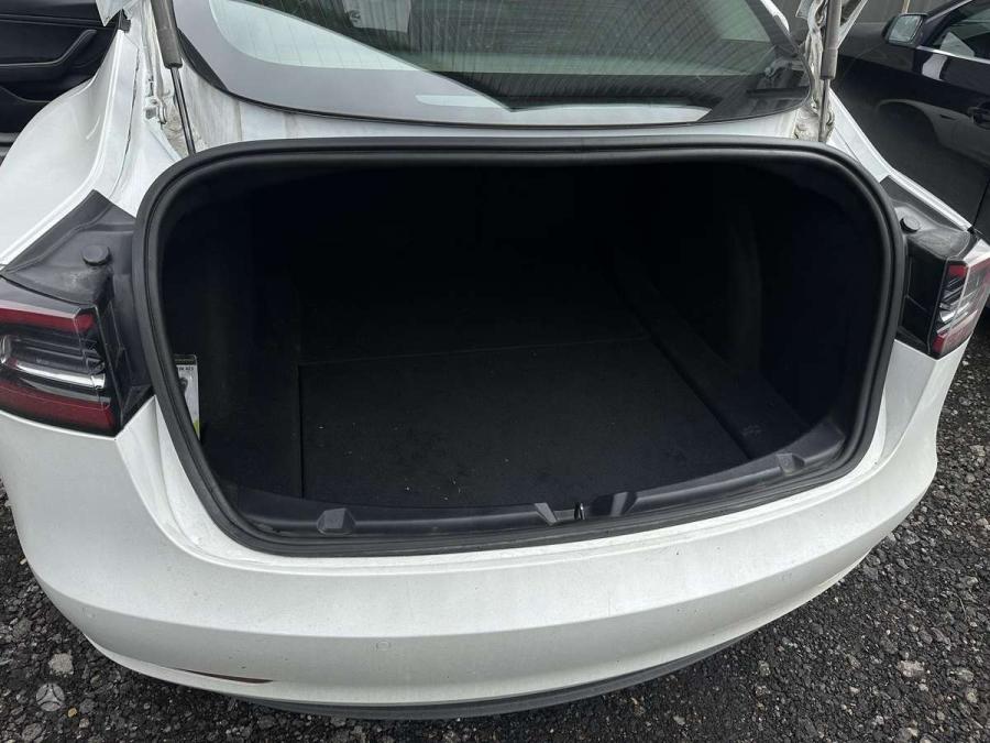 White Tesla Model 3 2019 in Kaunas, with an engine capacity of 0.00 L and mileage of 171 thousand km for 18500 €, photo 14 on AUTOMOTO.COM.LV