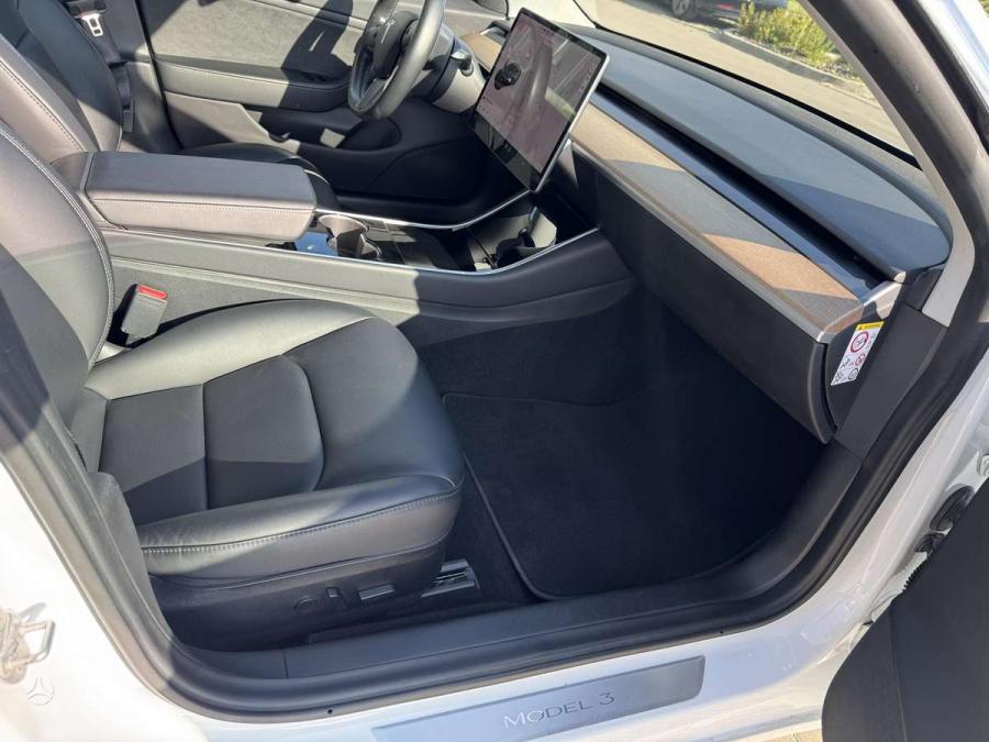 White Tesla Model 3 2019 in Vilnius, with an engine capacity of 0.00 L and mileage of 94 thousand km for 20500 €, photo 26 on AUTOMOTO.COM.LV