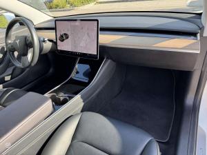White Tesla Model 3 2019 in Vilnius, with an engine capacity of 0.00 L and mileage of 94 thousand km for 20500 €, photo 28 on AUTOMOTO.COM.LV