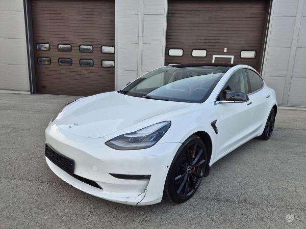 Тесла Модель 3 2019 в Мажейкяй на AUTOMOTO.COM.LV Белый Тесла Модель 3 2019 в Мажейкяй, объемом двигателя 0.00 л и пробегом 178 тыс. км за 13400 €, фото 1 на AUTOMOTO.COM.LV