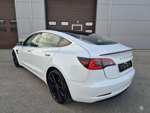 Тесла Модель 3 2019 в Мажейкяй на AUTOMOTO.COM.LV Белый Тесла Модель 3 2019 в Мажейкяй, объемом двигателя 0.00 л и пробегом 178 тыс. км за 13400 €, фото 4 на AUTOMOTO.COM.LV