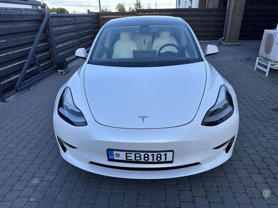 White Tesla Model 3 2019 in Vilnius, with an engine capacity of 0.00 L and mileage of 247 thousand km for 18200 €, photo 4 on AUTOMOTO.COM.LV