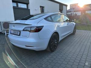 White Tesla Model 3 2019 in Vilnius, with an engine capacity of 0.00 L and mileage of 247 thousand km for 18200 €, photo 10 on AUTOMOTO.COM.LV