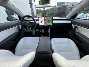 White Tesla Model 3 2019 in Vilnius, with an engine capacity of 0.00 L and mileage of 247 thousand km for 18200 €, photo 11 on AUTOMOTO.COM.LV