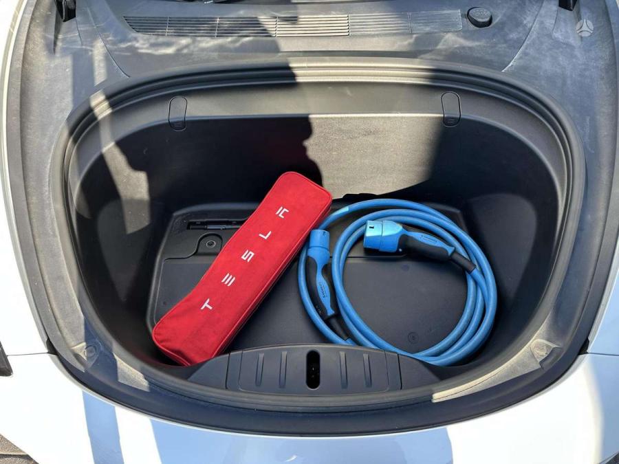 White Tesla Model 3 2019 in Vilnius, with an engine capacity of 0.00 L and mileage of 247 thousand km for 18200 €, photo 34 on AUTOMOTO.COM.LV
