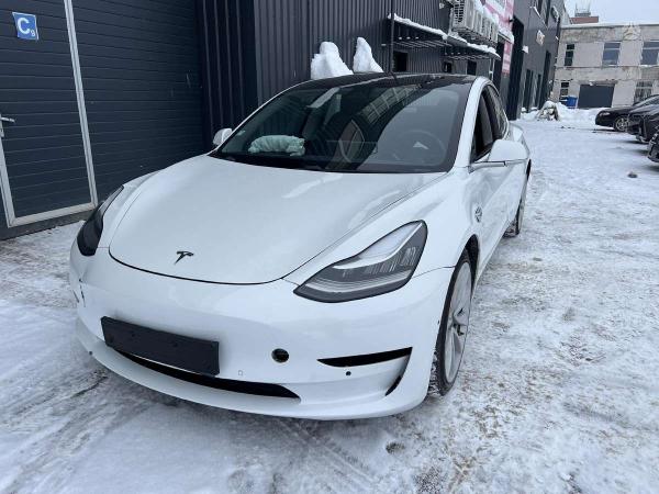 White Tesla Model 3 2020 in Alytus, with an engine capacity of 0.00 L and mileage of 99 thousand km for 10400 €, photo 2 on AUTOMOTO.COM.LV