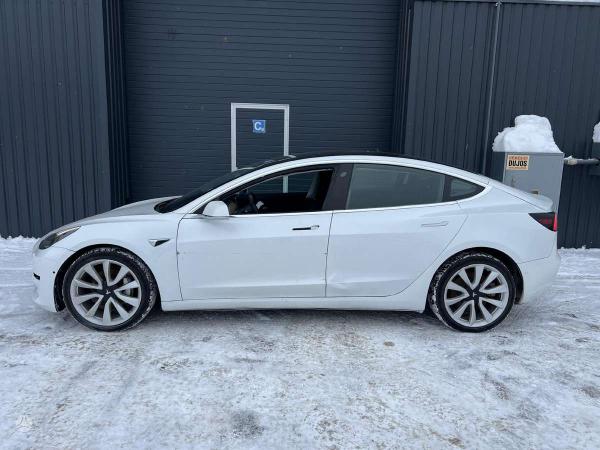 White Tesla Model 3 2020 in Alytus, with an engine capacity of 0.00 L and mileage of 99 thousand km for 10400 €, photo 4 on AUTOMOTO.COM.LV