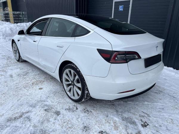 White Tesla Model 3 2020 in Alytus, with an engine capacity of 0.00 L and mileage of 99 thousand km for 10400 €, photo 6 on AUTOMOTO.COM.LV