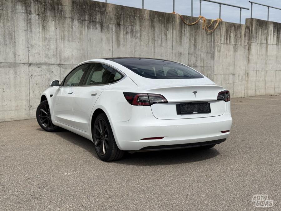 White Tesla Model 3 2020 in Vilnius, with an engine capacity of 0.00 L and mileage of 171 thousand km for 17200 €, photo 4 on AUTOMOTO.COM.LV