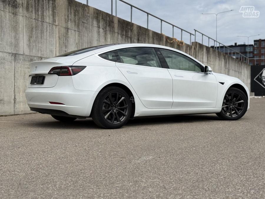 White Tesla Model 3 2020 in Vilnius, with an engine capacity of 0.00 L and mileage of 171 thousand km for 17200 €, photo 8 on AUTOMOTO.COM.LV