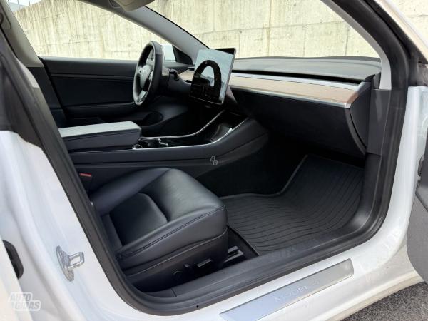 White Tesla Model 3 2020 in Vilnius, with an engine capacity of 0.00 L and mileage of 171 thousand km for 17200 €, photo 8 on AUTOMOTO.COM.LV