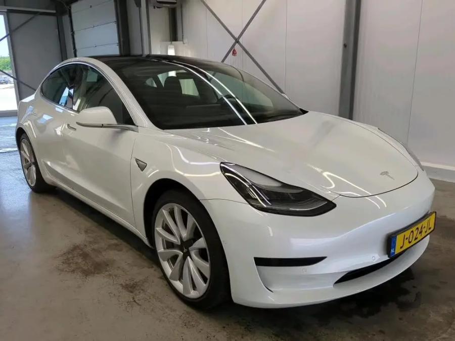 White Tesla Model 3 2020 in Riga, with an engine capacity of 0.00 L and mileage of 108 thousand km for 16950 €, photo 3 on AUTOMOTO.COM.LV