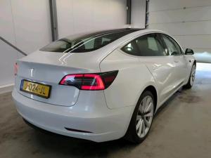 White Tesla Model 3 2020 in Riga, with an engine capacity of 0.00 L and mileage of 108 thousand km for 16950 €, photo 4 on AUTOMOTO.COM.LV