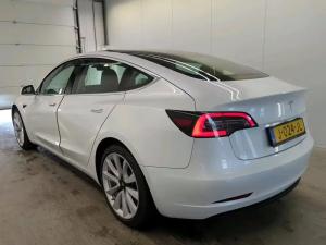 White Tesla Model 3 2020 in Riga, with an engine capacity of 0.00 L and mileage of 108 thousand km for 16950 €, photo 5 on AUTOMOTO.COM.LV
