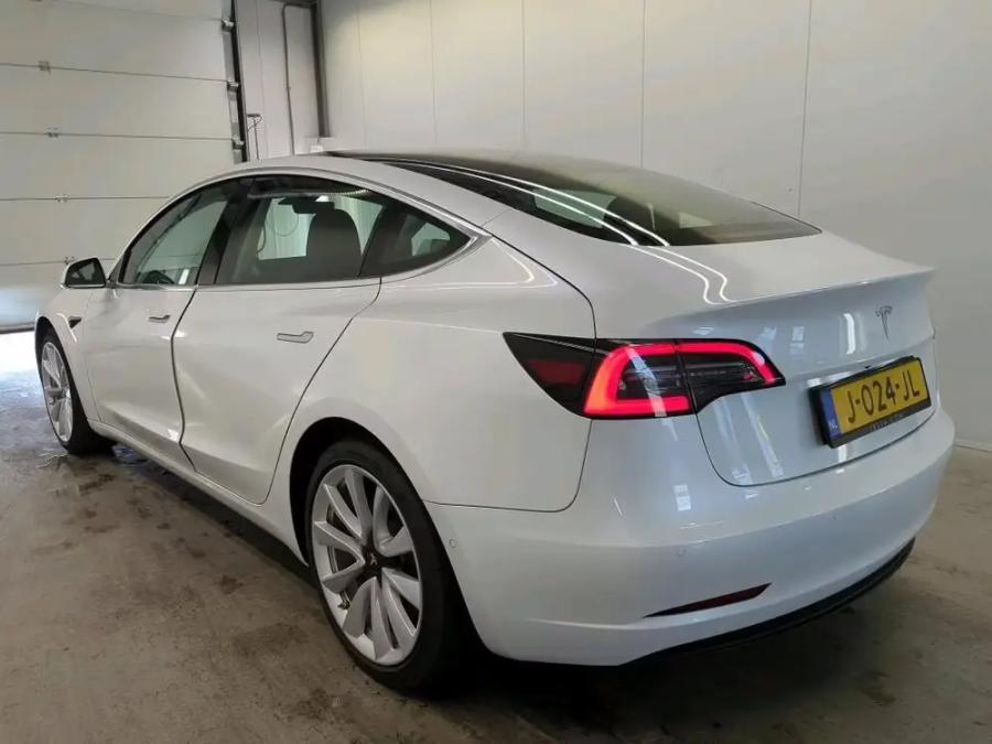 White Tesla Model 3 2020 in Riga, with an engine capacity of 0.00 L and mileage of 108 thousand km for 16950 €, photo 5 on AUTOMOTO.COM.LV
