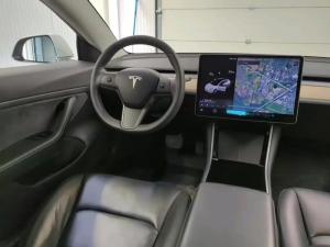 White Tesla Model 3 2020 in Riga, with an engine capacity of 0.00 L and mileage of 108 thousand km for 16950 €, photo 6 on AUTOMOTO.COM.LV