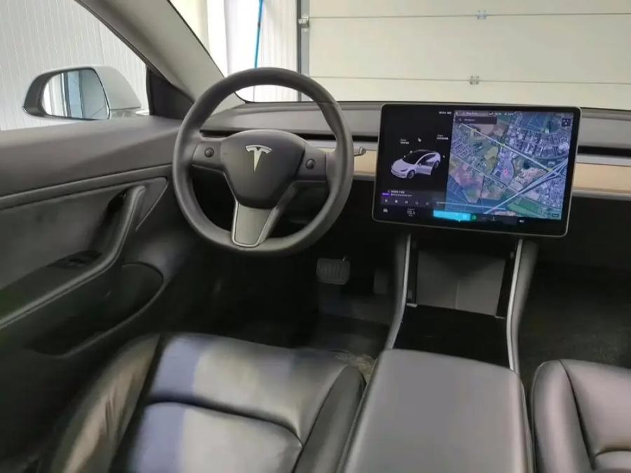 White Tesla Model 3 2020 in Riga, with an engine capacity of 0.00 L and mileage of 108 thousand km for 16950 €, photo 6 on AUTOMOTO.COM.LV