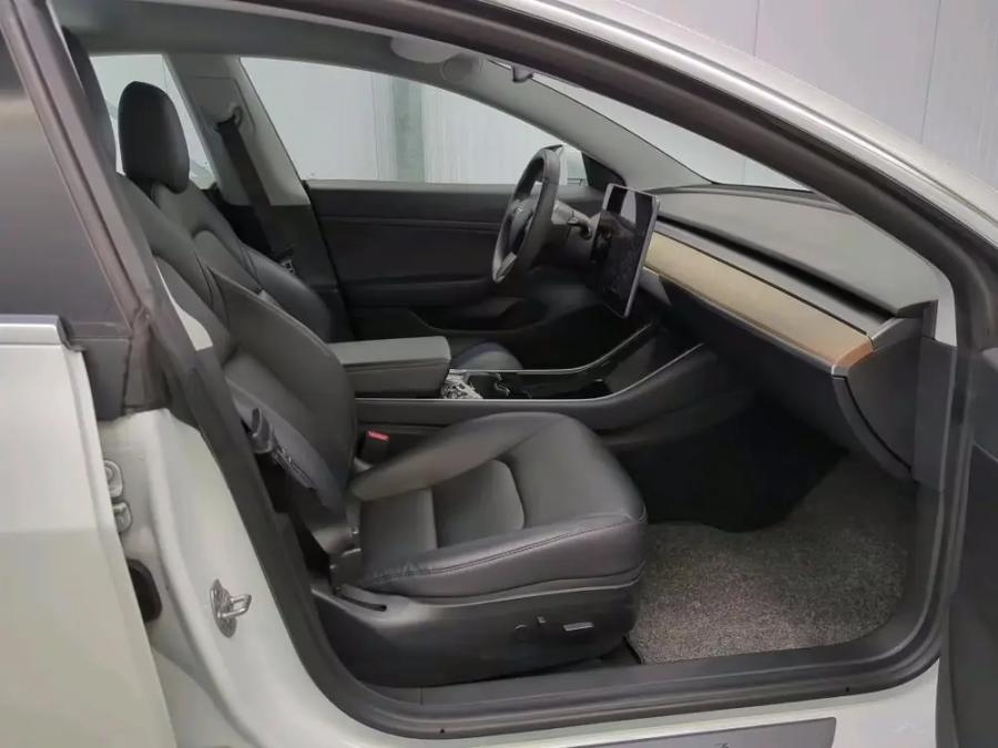 White Tesla Model 3 2020 in Riga, with an engine capacity of 0.00 L and mileage of 108 thousand km for 16950 €, photo 7 on AUTOMOTO.COM.LV