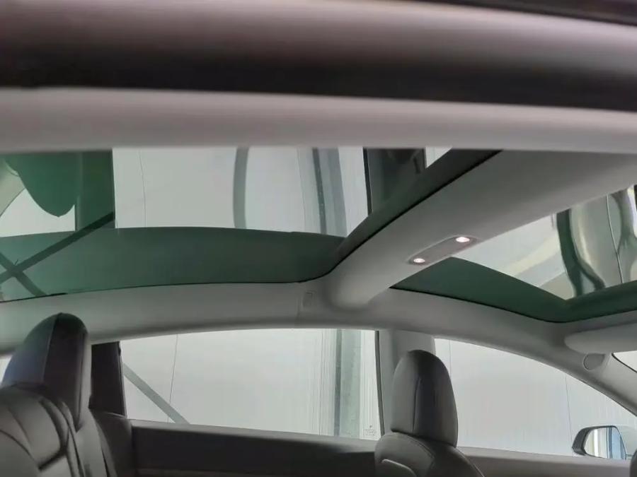 White Tesla Model 3 2020 in Riga, with an engine capacity of 0.00 L and mileage of 108 thousand km for 16950 €, photo 9 on AUTOMOTO.COM.LV