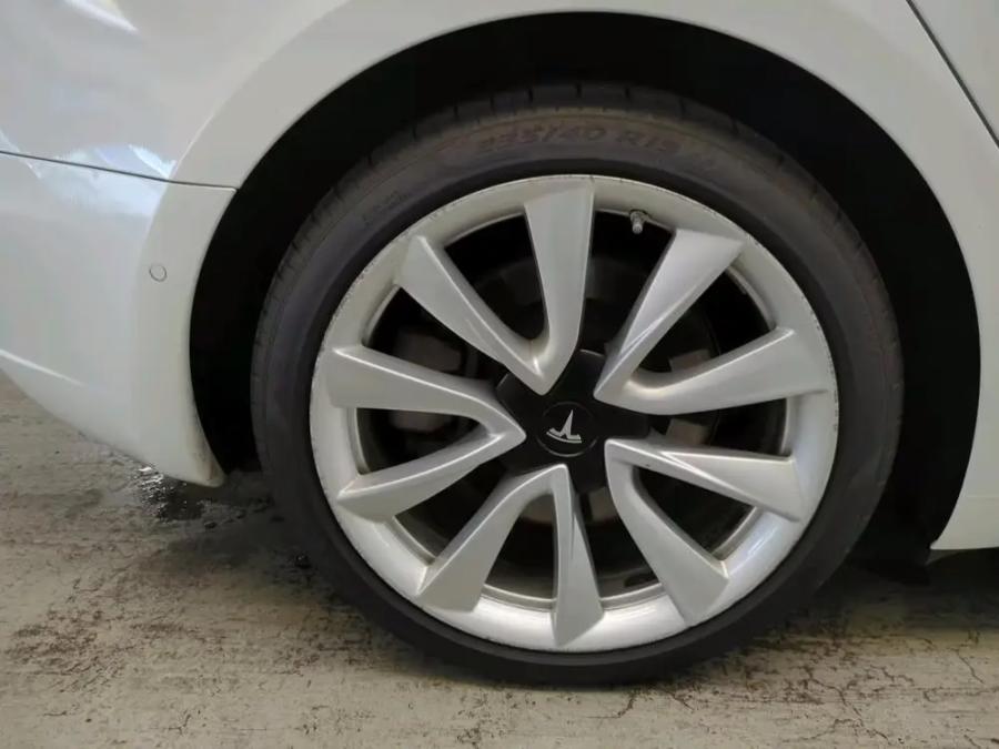 White Tesla Model 3 2020 in Riga, with an engine capacity of 0.00 L and mileage of 108 thousand km for 16950 €, photo 12 on AUTOMOTO.COM.LV