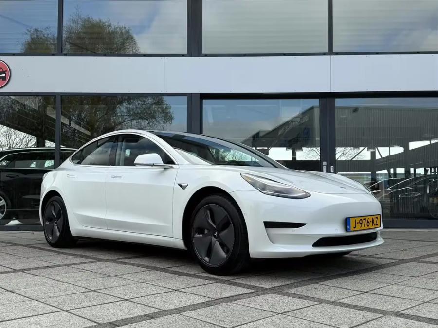 White Tesla Model 3 2020 in Riga, with an engine capacity of 0.00 L and mileage of 150 thousand km for 15505 €, photo 1 on AUTOMOTO.COM.LV