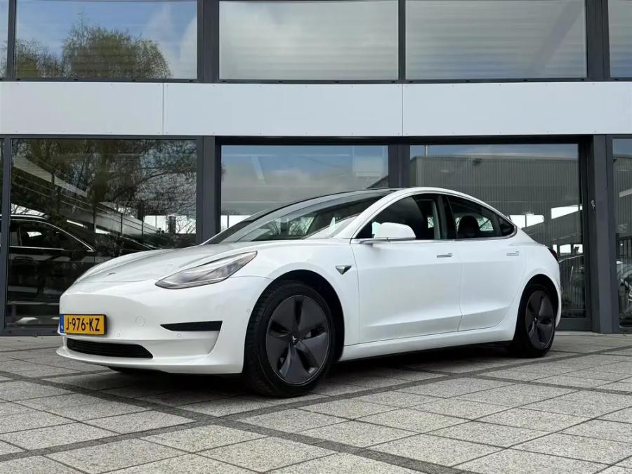 White Tesla Model 3 2020 in Riga, with an engine capacity of 0.00 L and mileage of 150 thousand km for 15505 €, photo 3 on AUTOMOTO.COM.LV